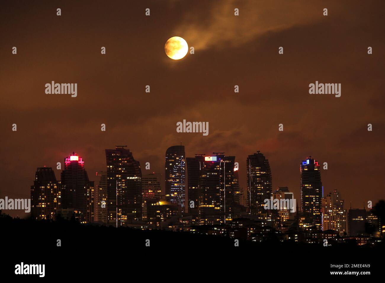 The supermoon rises over Maslak, the economic center of Istanbul ...