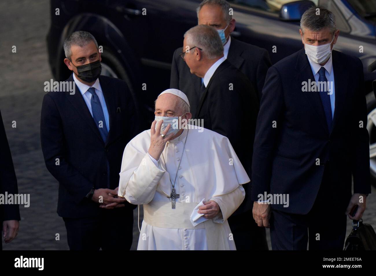Pope Francis invites people to wear their face masks as he arrives in ...