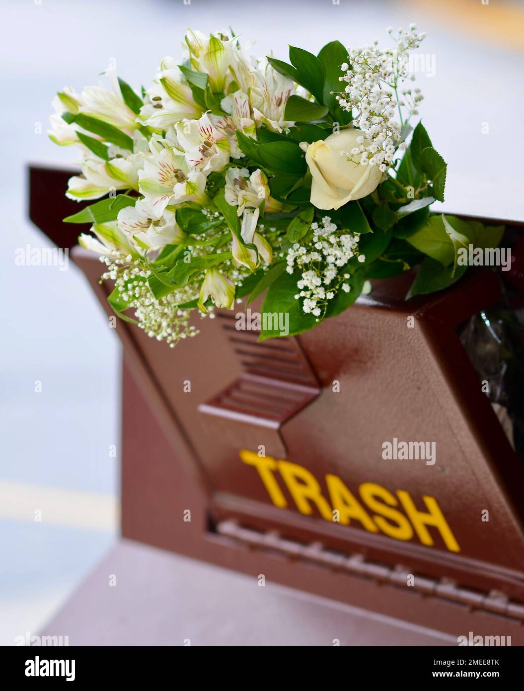 Bouquet of flowers in a trash can hi-res stock photography and images ...