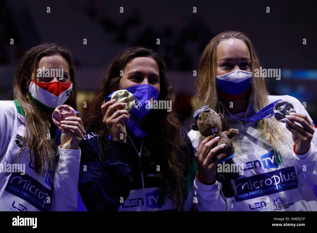 Italy's Simona Quadarella, center, celebrates her gold medal with ...