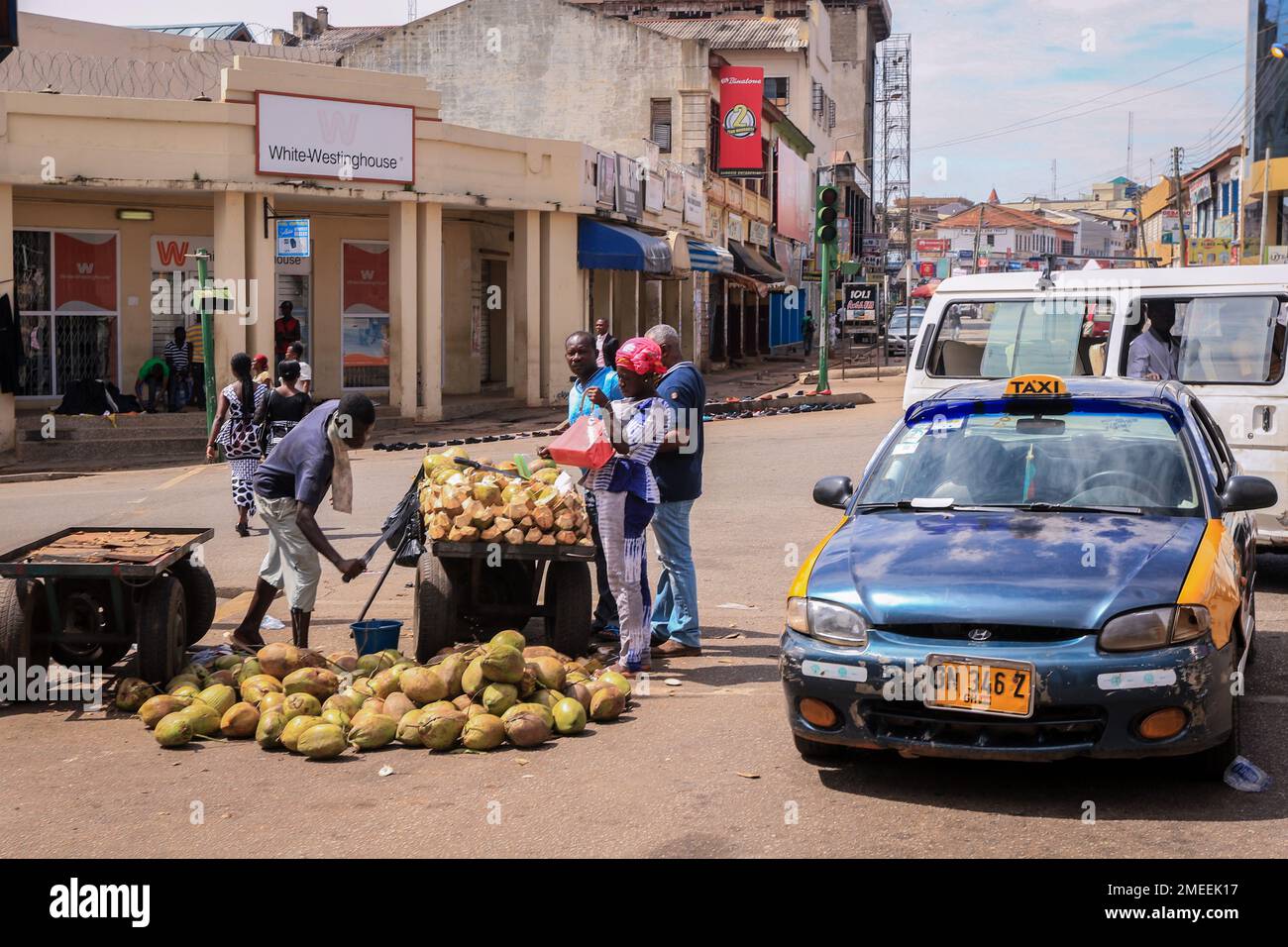 Busy Street near the Ghana Central Market in Kumasi Stock Photo - Alamy