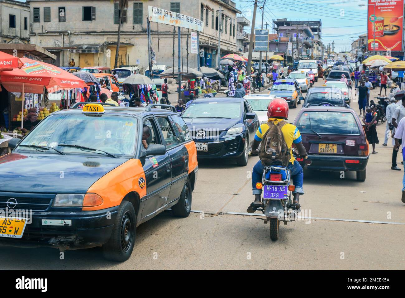 Busy Street near the Ghana Central Market in Kumasi Stock Photo - Alamy