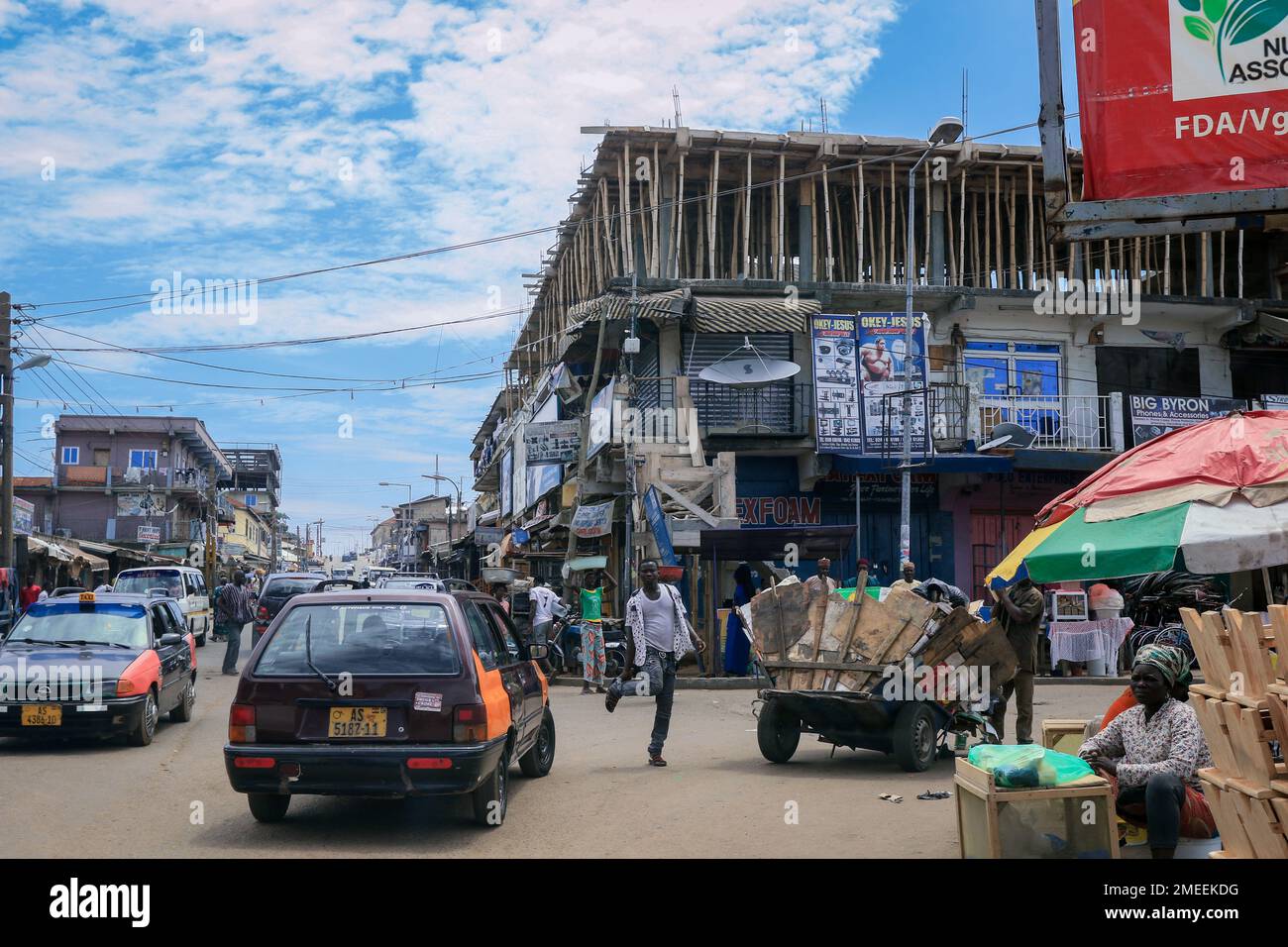 Busy Street near the Ghana Central Market in Kumasi Stock Photo - Alamy