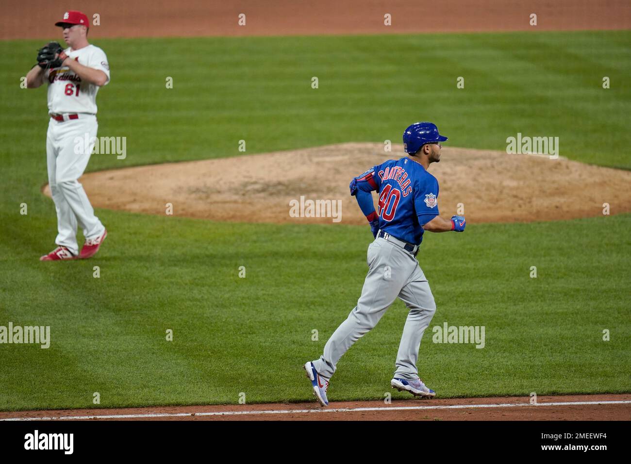 Chicago Cubs' Willson Contreras (40) heads to first on a bases-loaded ...