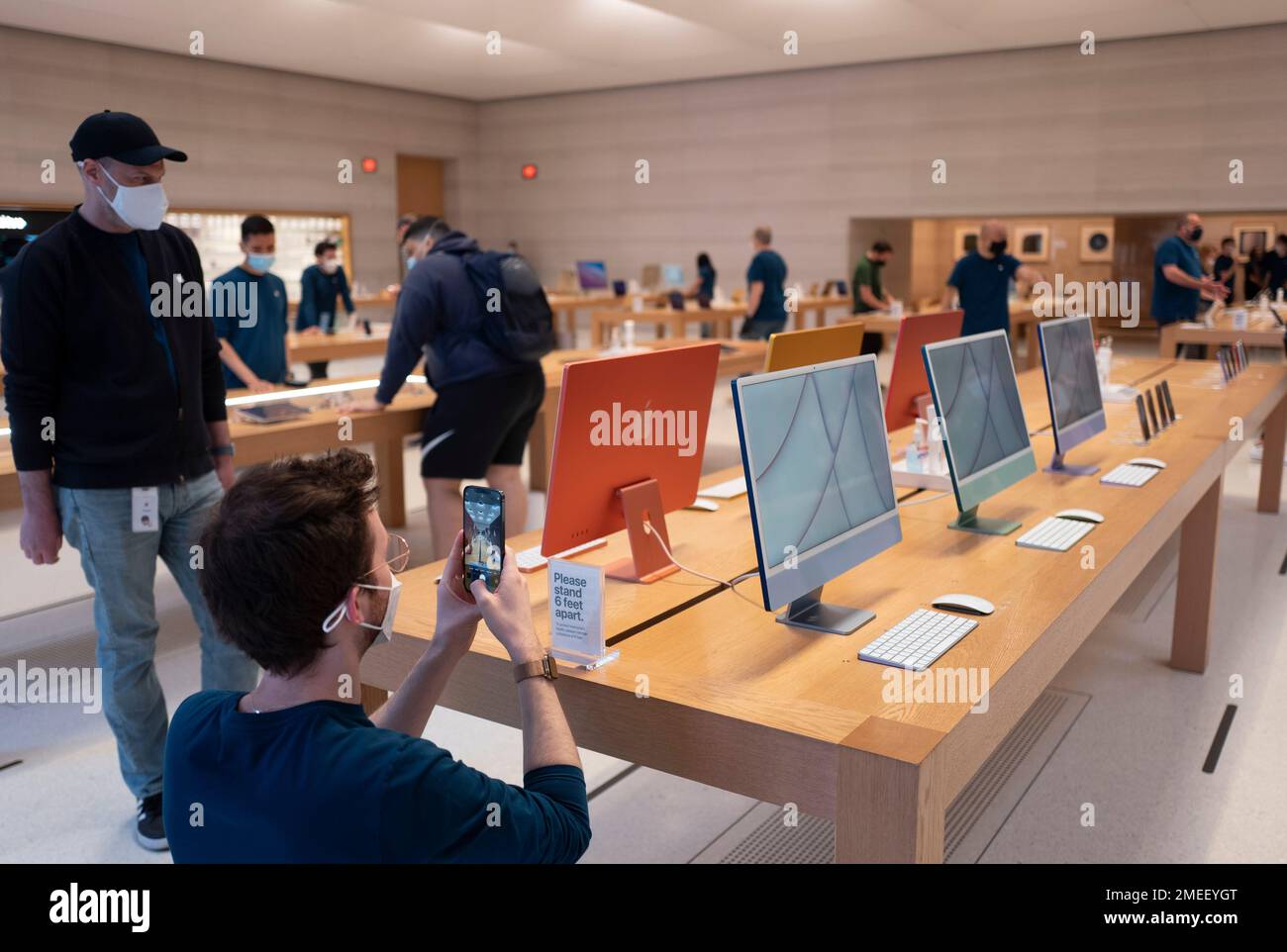 The new 24" iMac desktop computers are displayed in an Apple store ...