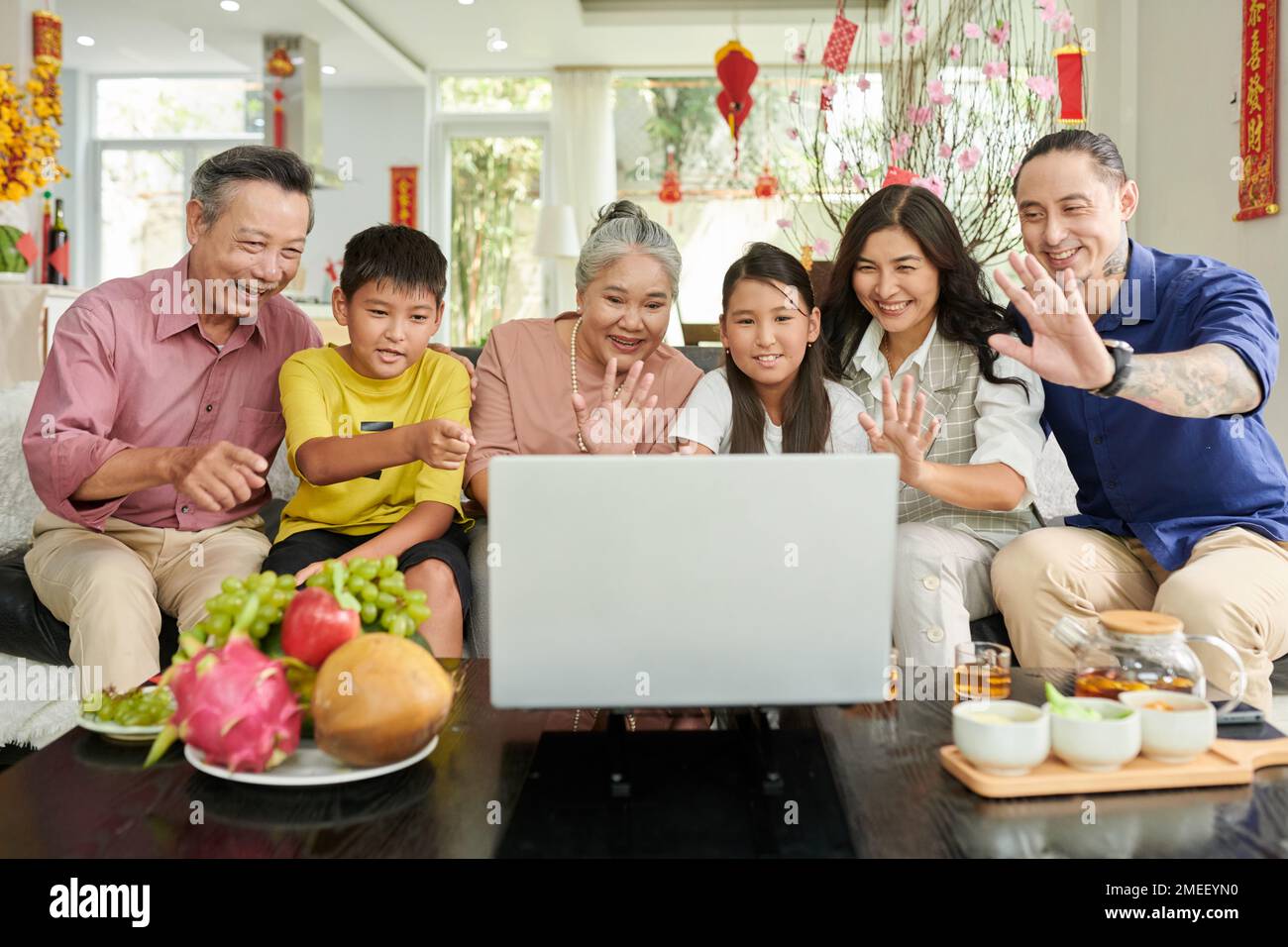 Videocall chinese hi-res stock photography and images - Alamy