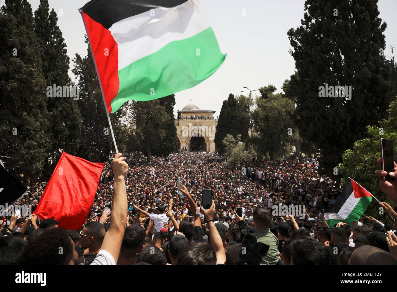 Palestinians wave national flags at al-Aqsa mosque complex in Jerusalem ...