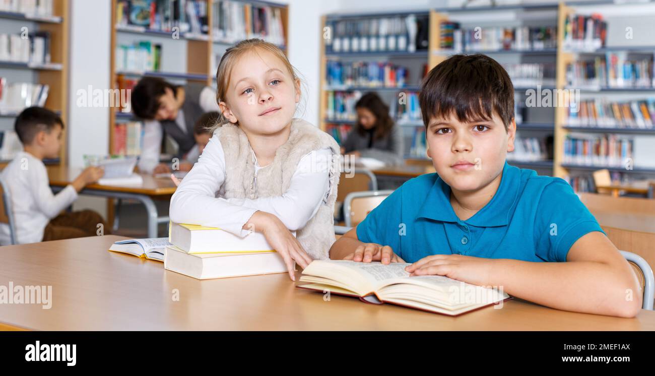 Librarian reading to kids hi-res stock photography and images - Alamy