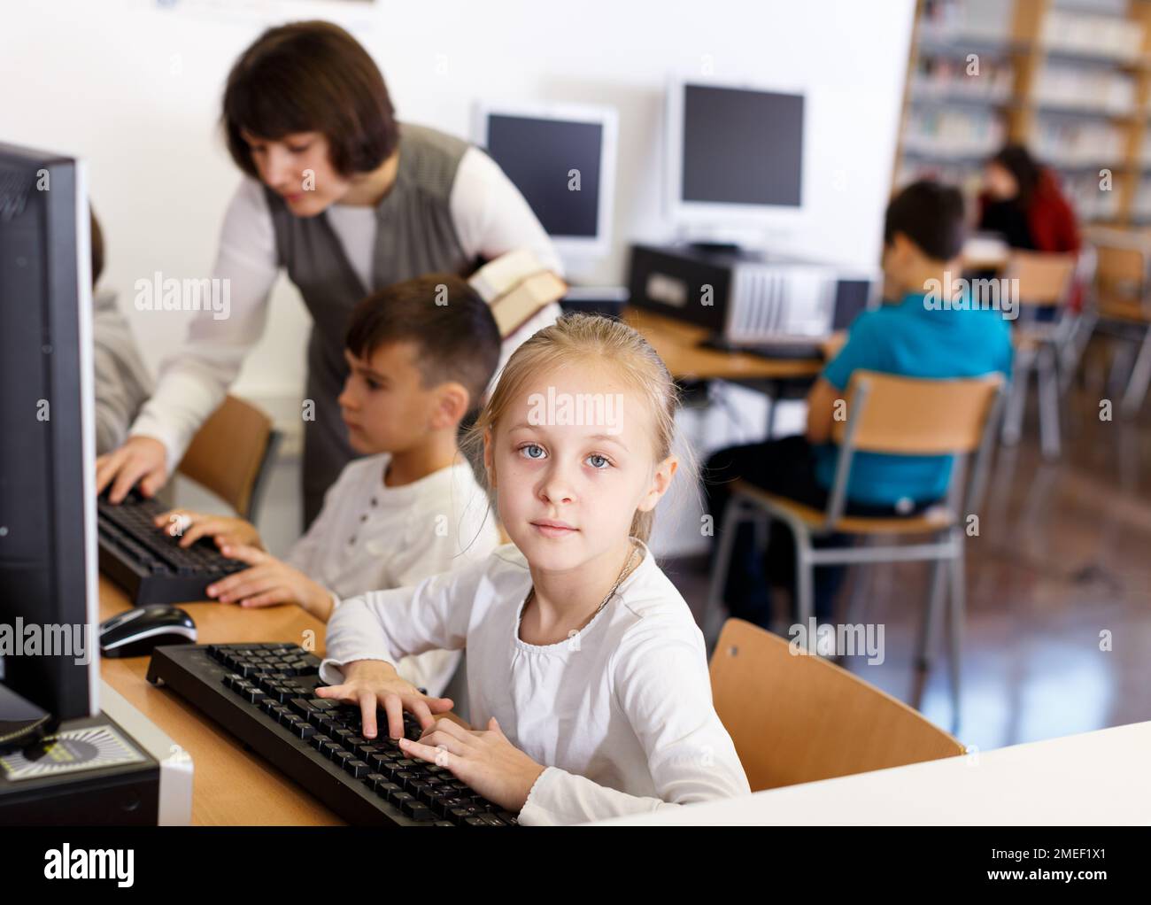 Computer science lesson primary hi-res stock photography and images - Alamy