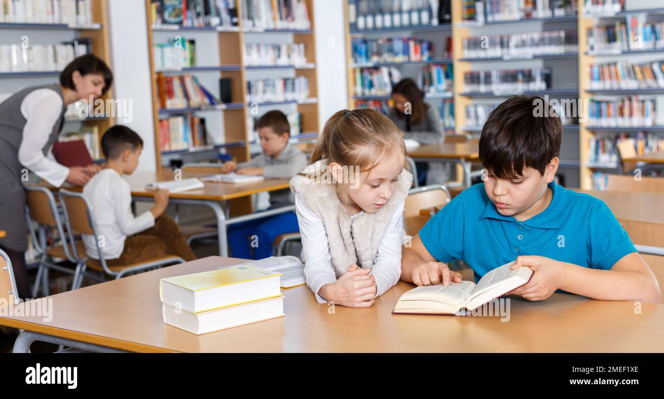Librarian reading to kids hi-res stock photography and images - Alamy