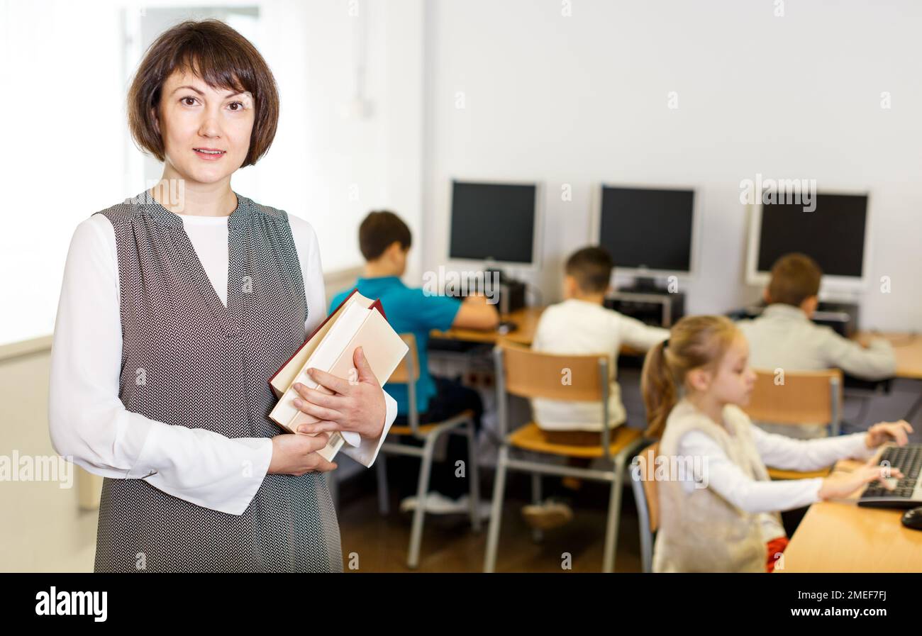 Kids computer skills hi-res stock photography and images - Alamy