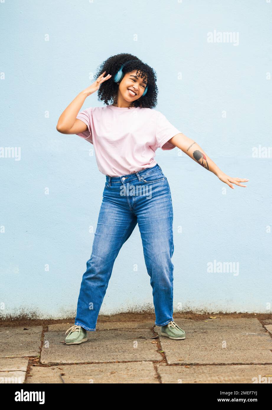 Black girl dancing hi-res stock photography and images - Alamy