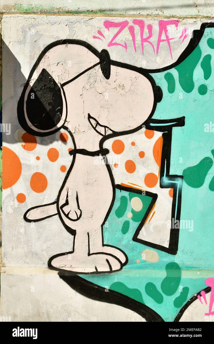 Graffiti snoopy hi-res stock photography and images - Alamy