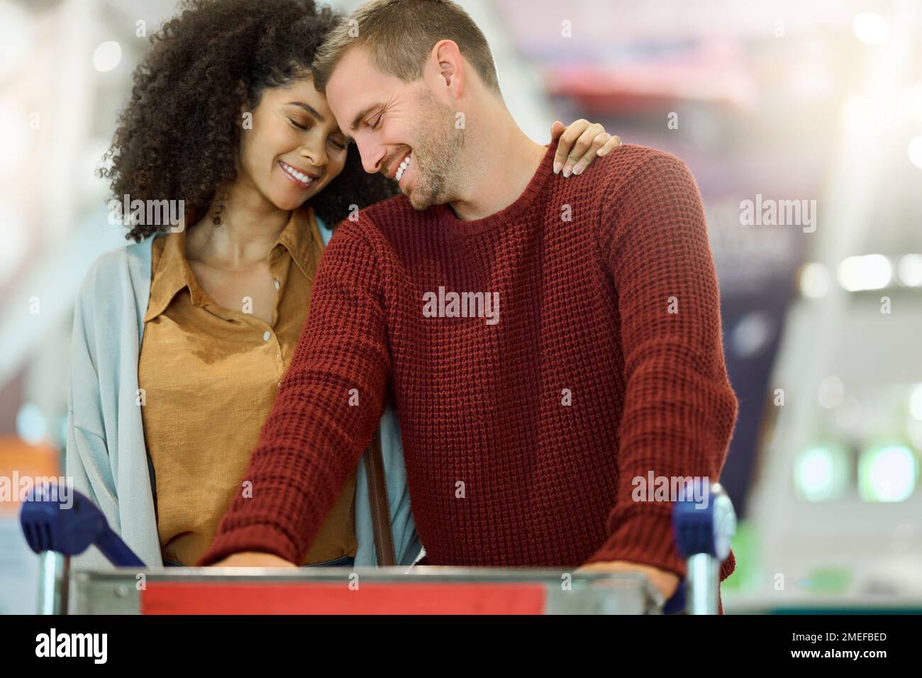 Couple hugging airport hi-res stock photography and images - Alamy