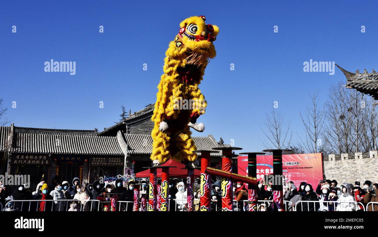 ZHENGZHOU, CHINA - JANUARY 24, 2023 - Audiences watch a lion dance ...