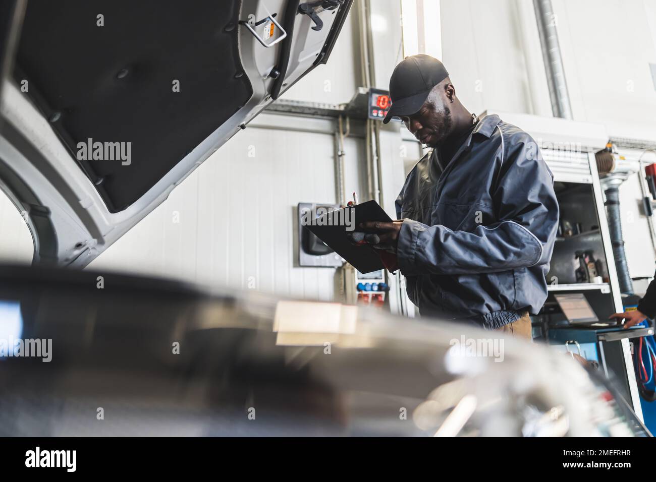 Black mechanic working on car hi-res stock photography and images - Alamy