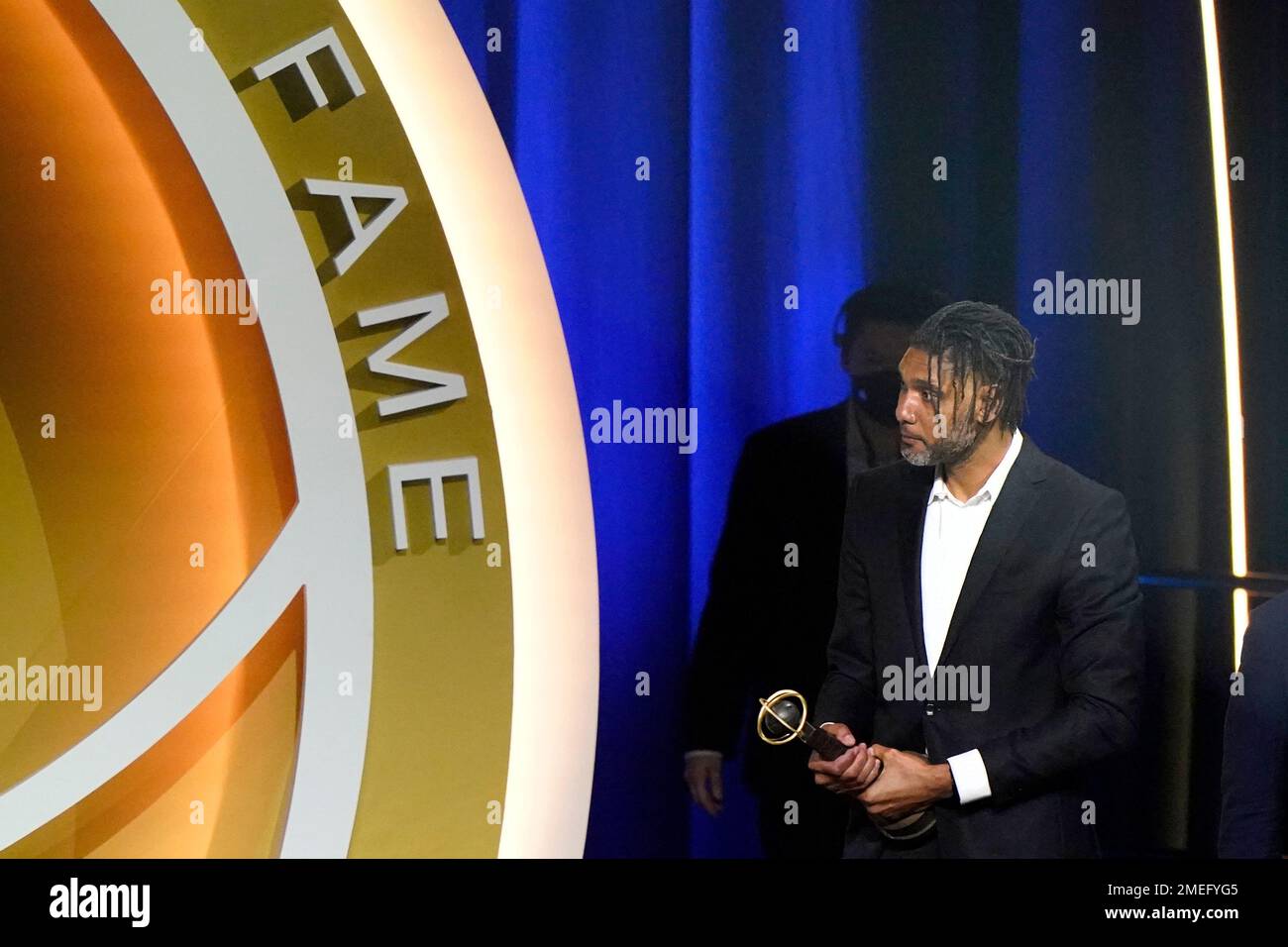 Tim Duncan holds his 2020 Basketball Hall of Fame trophy after Duncan ...