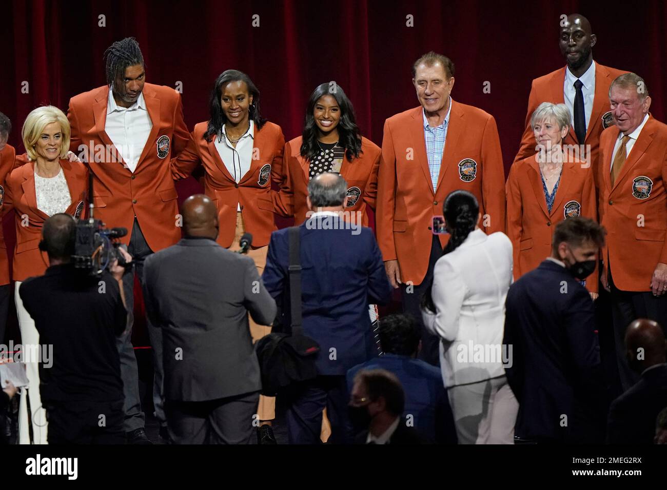 Members of the 2020 Basketball Hall of Fame class pose for a photo on ...