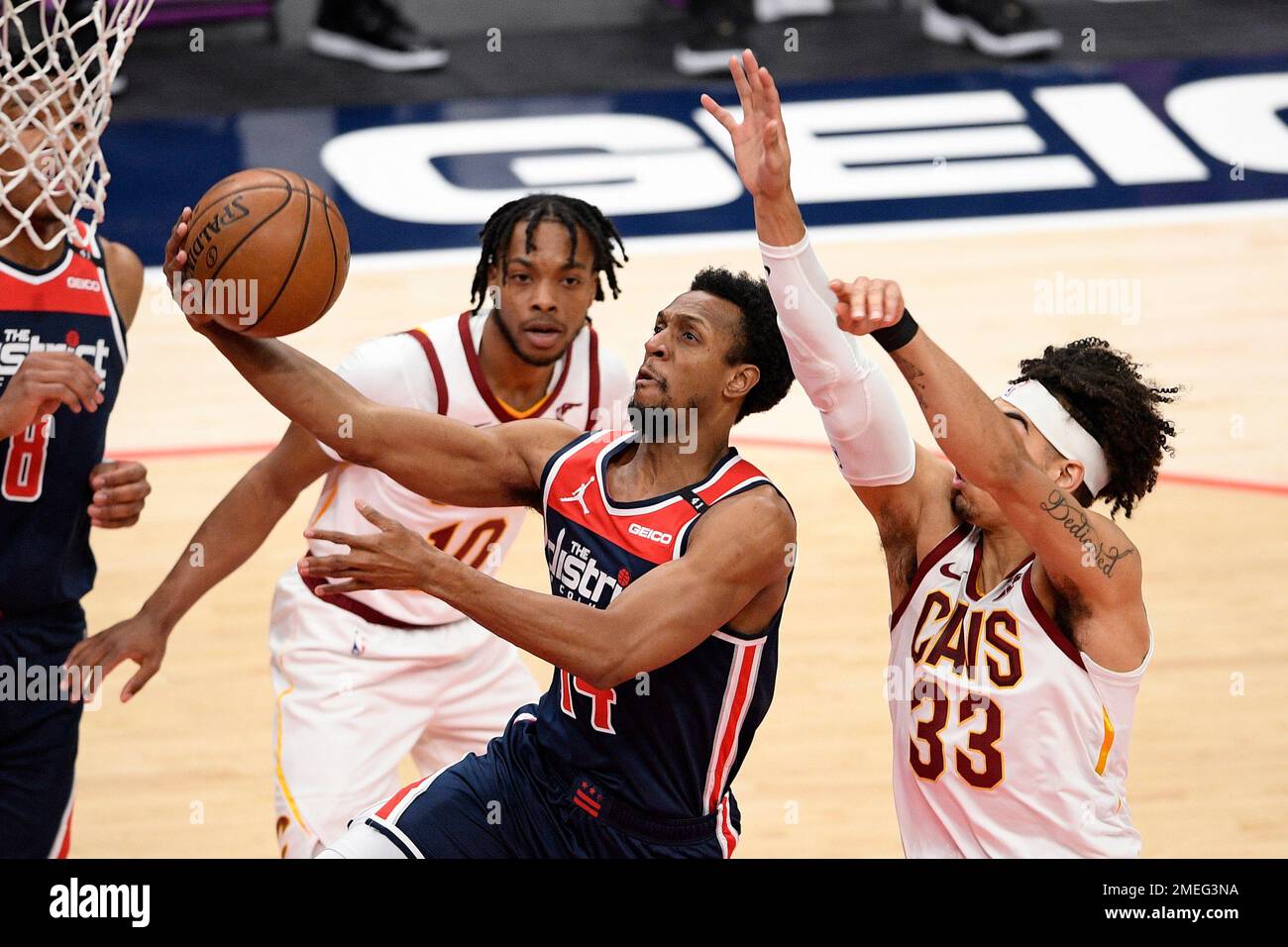 Washington Wizards guard Ish Smith (14) goes to the basket past ...