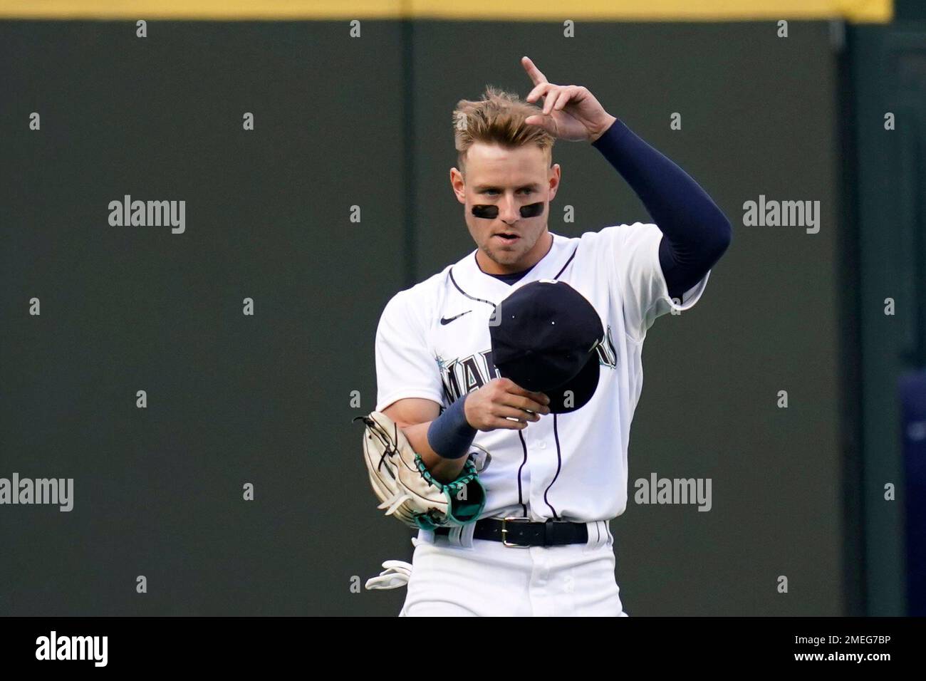 Seattle Mariners left fielder Jarred Kelenic acknowledges fans as he ...