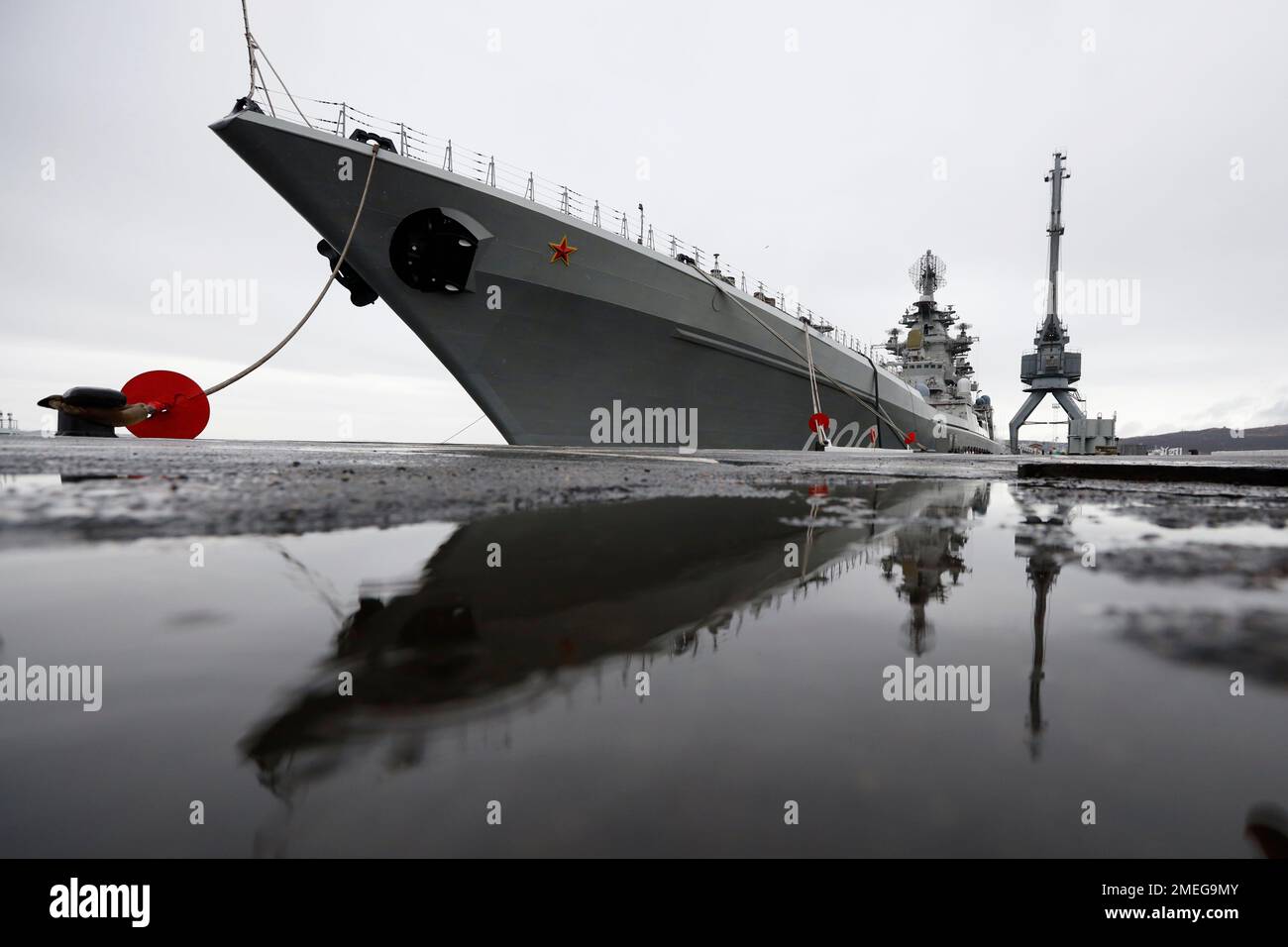 The Northern Fleet's flagship, the Pyotr Veilikiy (Peter the Great ...