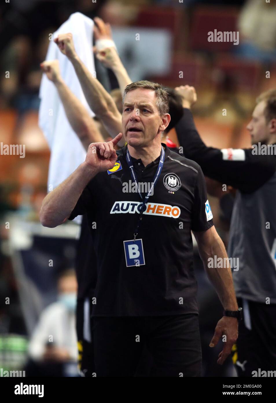 Fingerzeig nach oben : Alfred GISLASON DHB Bundestrainer head coach of ...