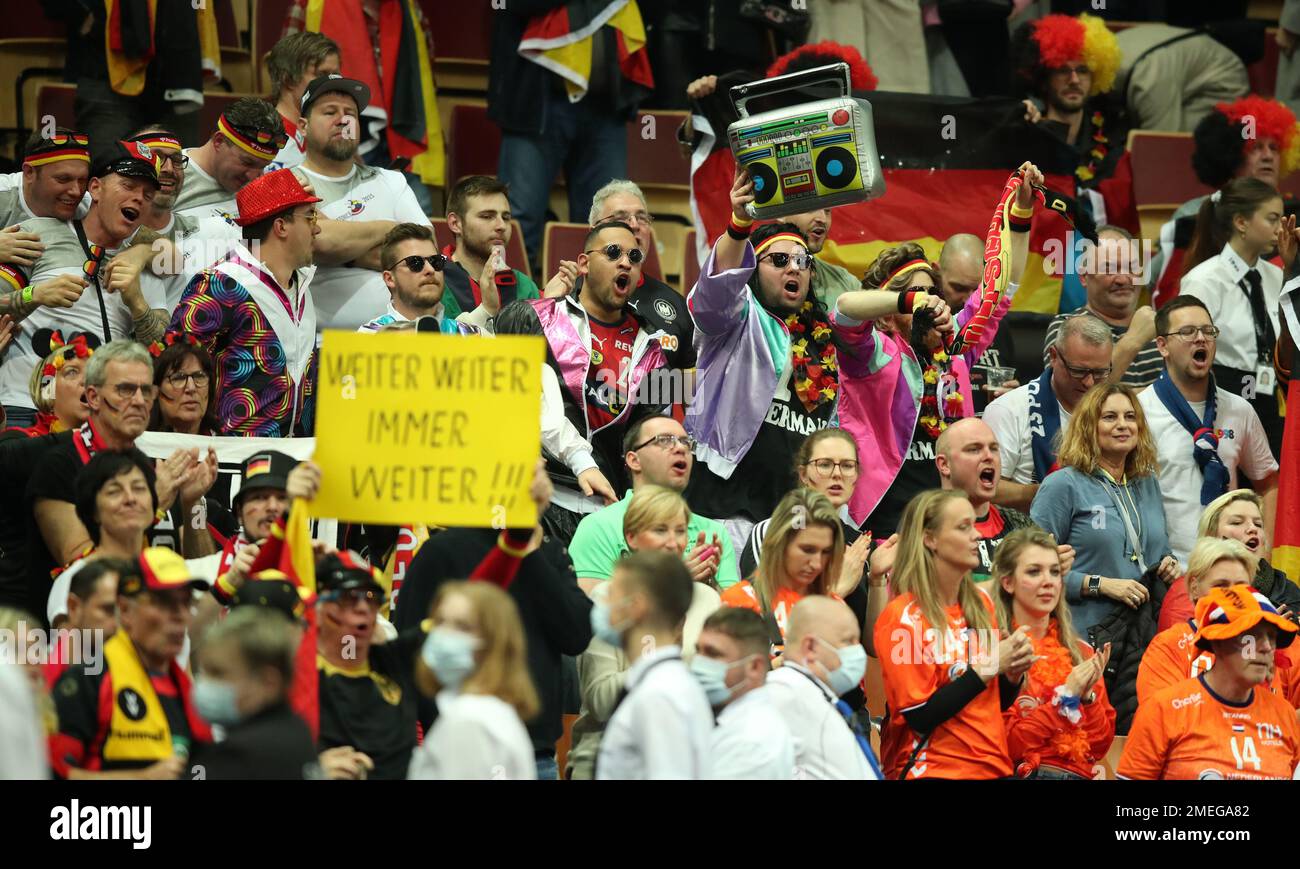 Fans aus Deutschland feuern die Mannschaft an Netherlands vs Germany ...
