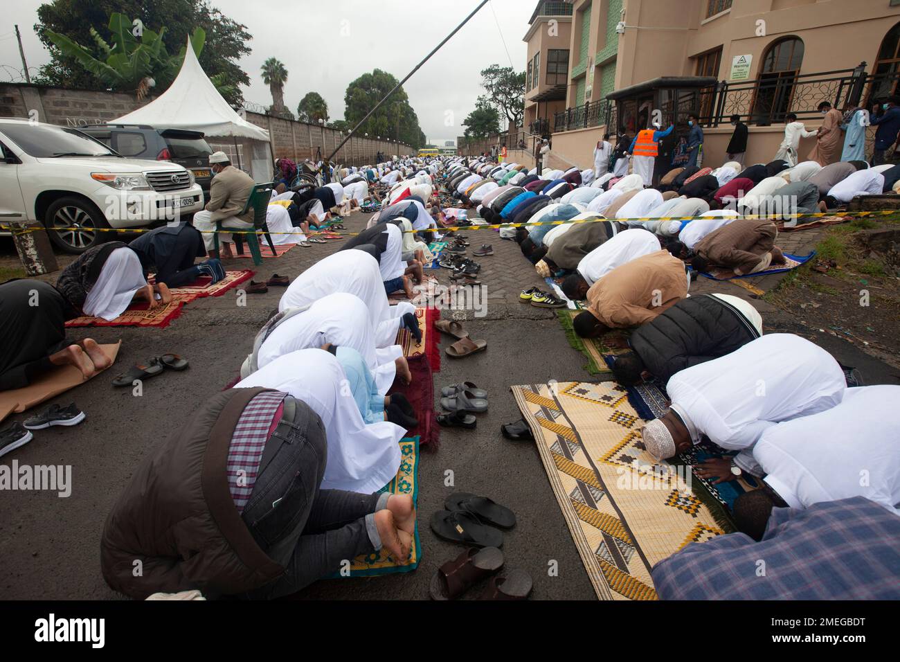 Muslims bow down for prayers for Eid al-Fitr to mark the end of Ramadan ...
