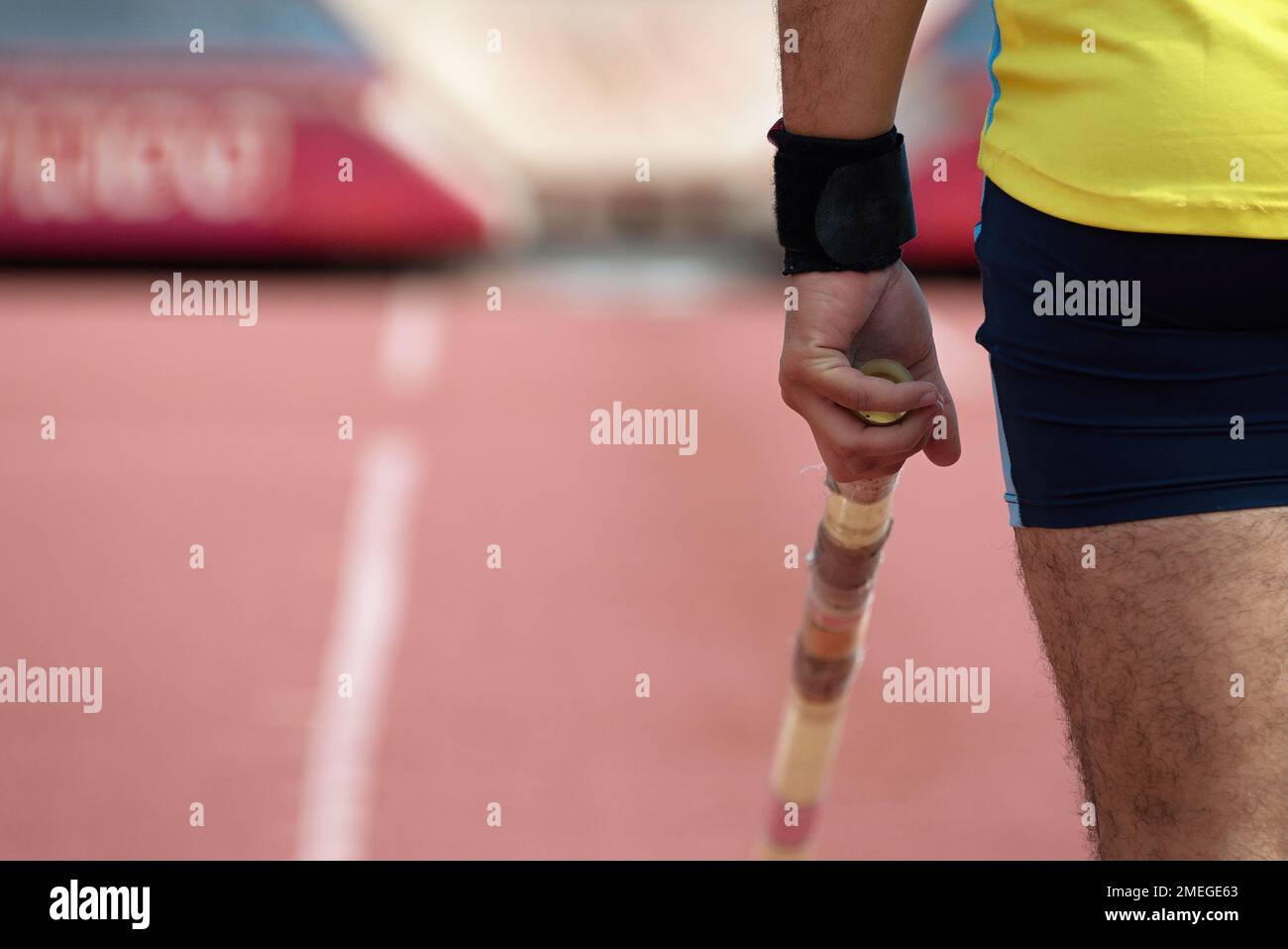 Pole vaulter prepares for jump, looking from behind Stock Photo - Alamy