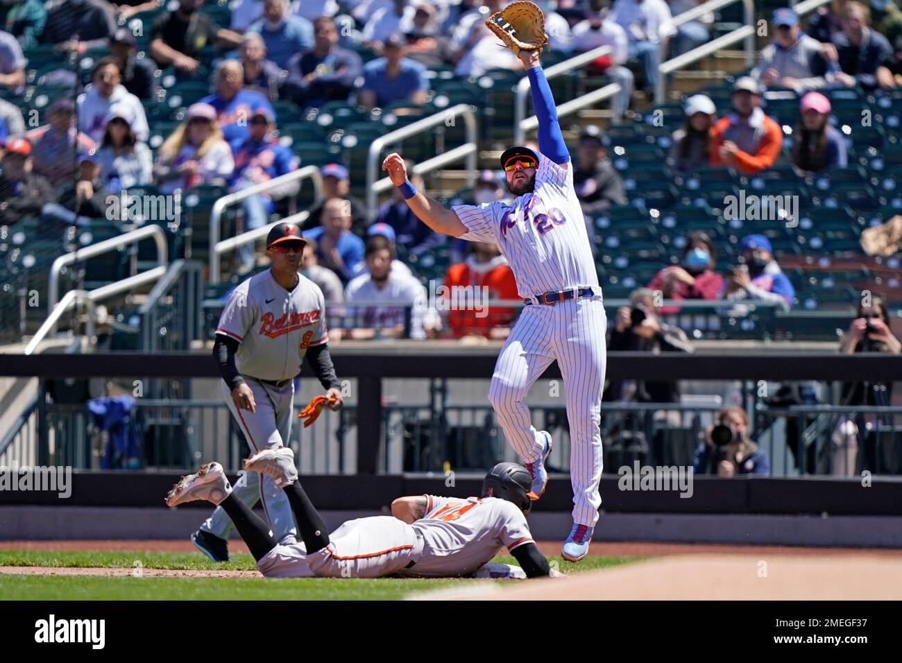 New York Mets first baseman Pete Alonso (20) reaches for a high throw ...