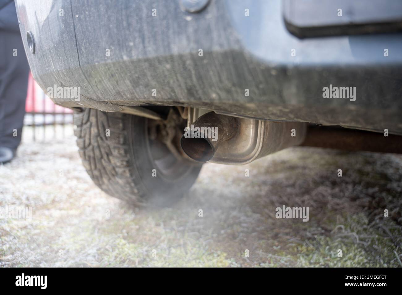 Smoke from vehicle exhaust pipe hi-res stock photography and images - Alamy