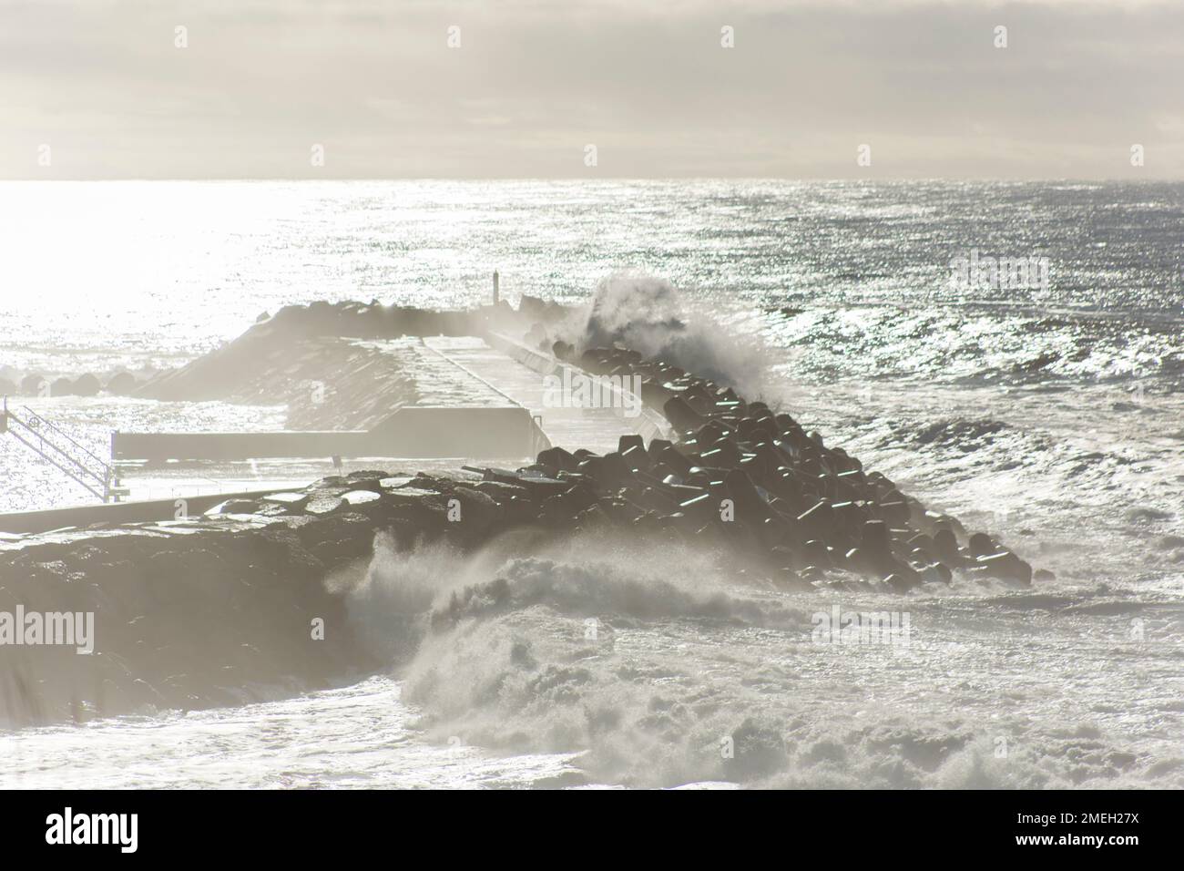 Ondas fortes arrebetam no quebra-mar do Pontão da Ericeira [strong ...