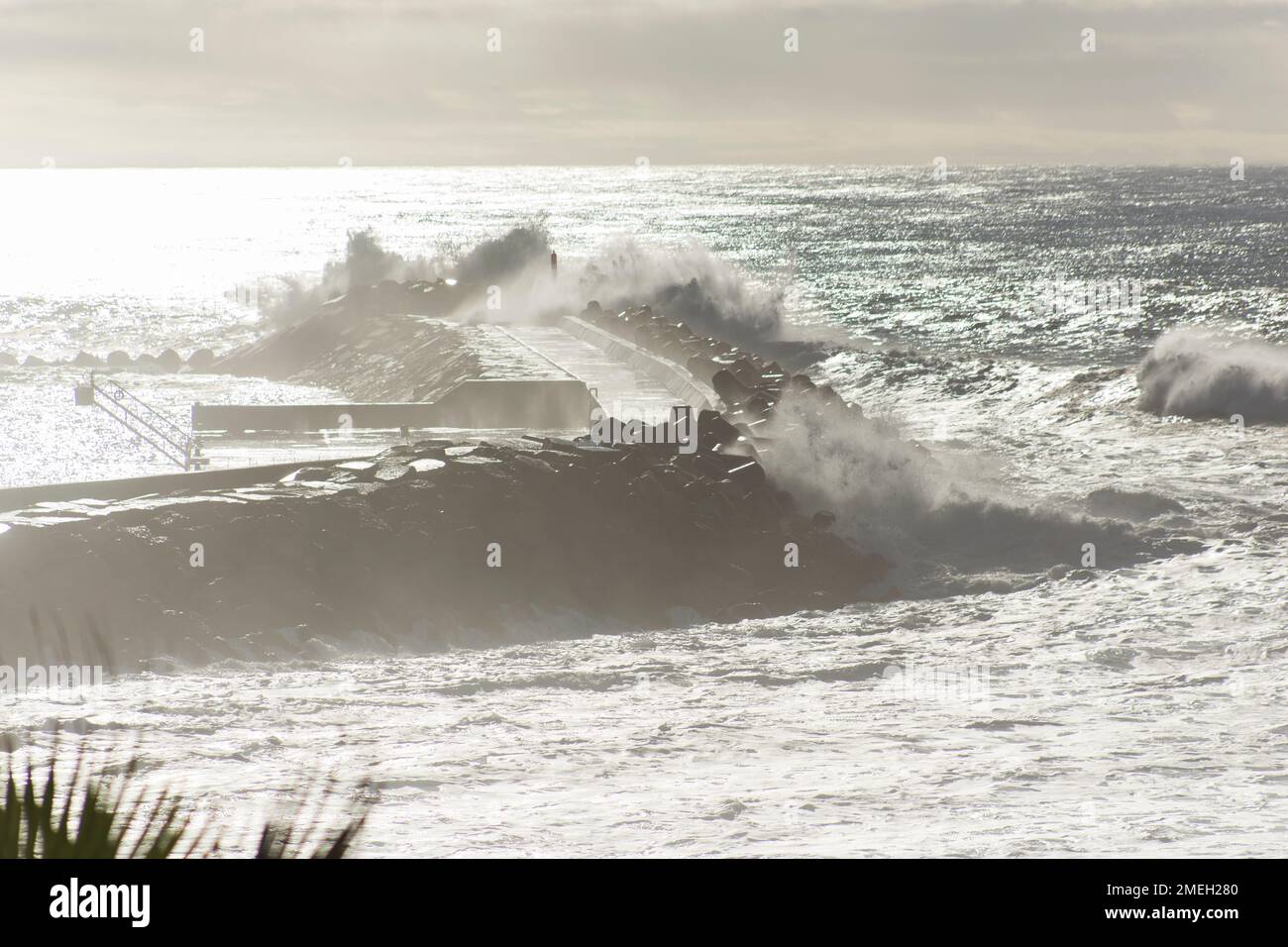 Ondas fortes arrebetam no quebra-mar do Pontão da Ericeira [strong ...