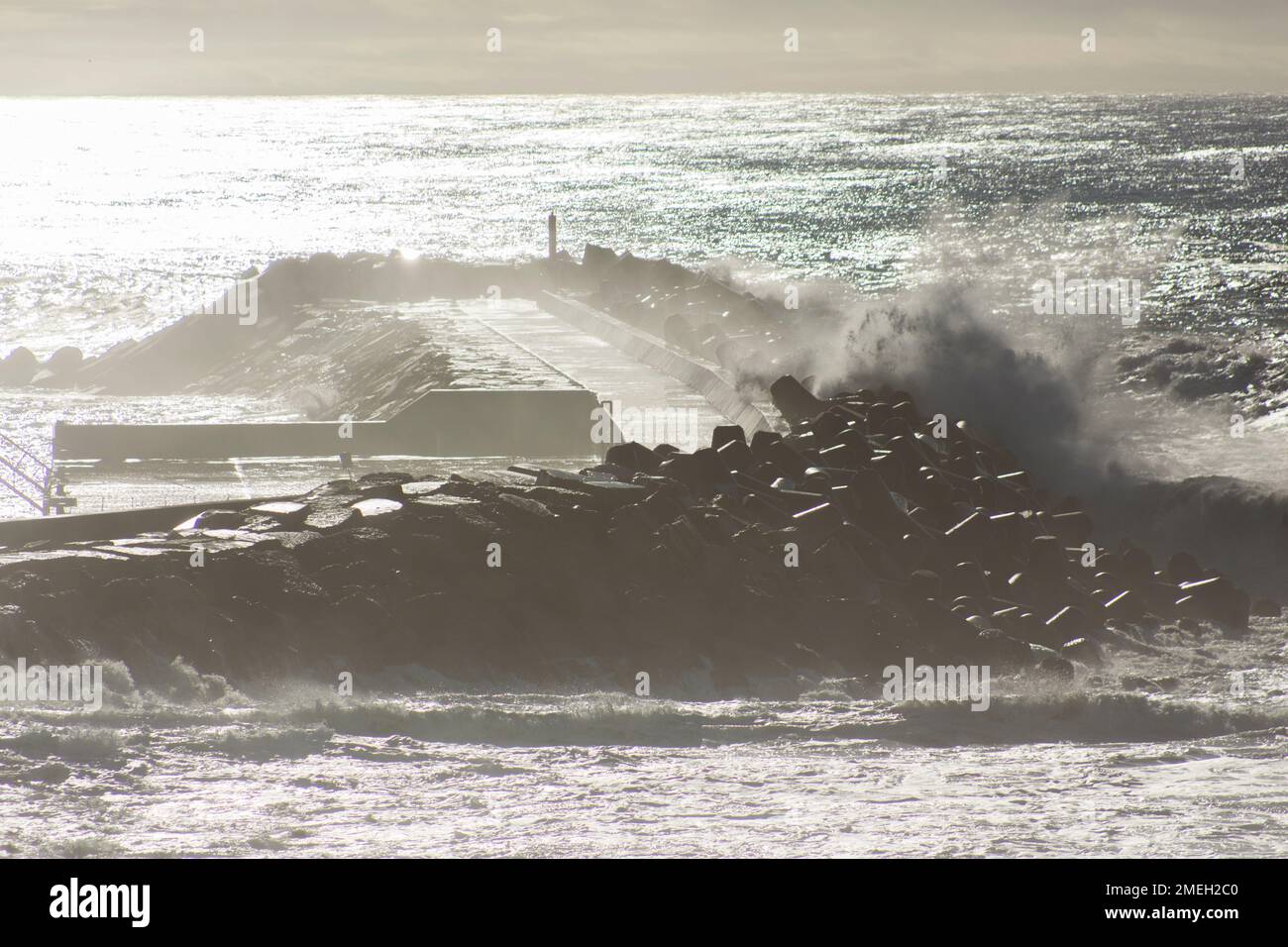 Ondas fortes arrebetam no quebra-mar do Pontão da Ericeira [strong ...