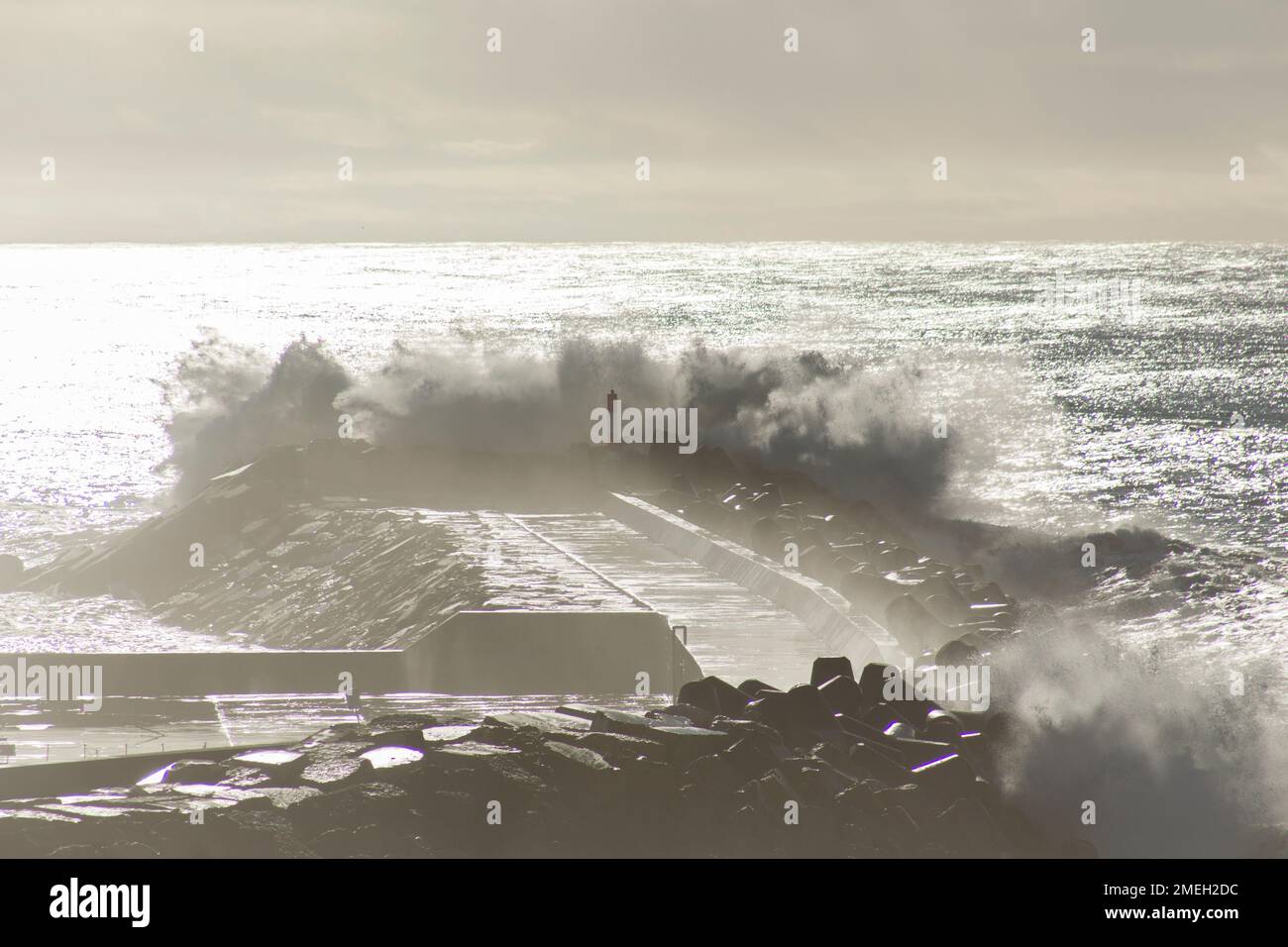 Ondas fortes arrebetam no quebra-mar do Pontão da Ericeira [strong ...