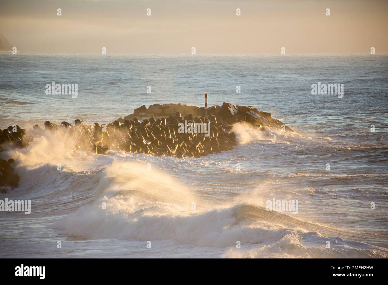 Ondas fortes arrebetam no quebra-mar do Pontão da Ericeira [strong ...