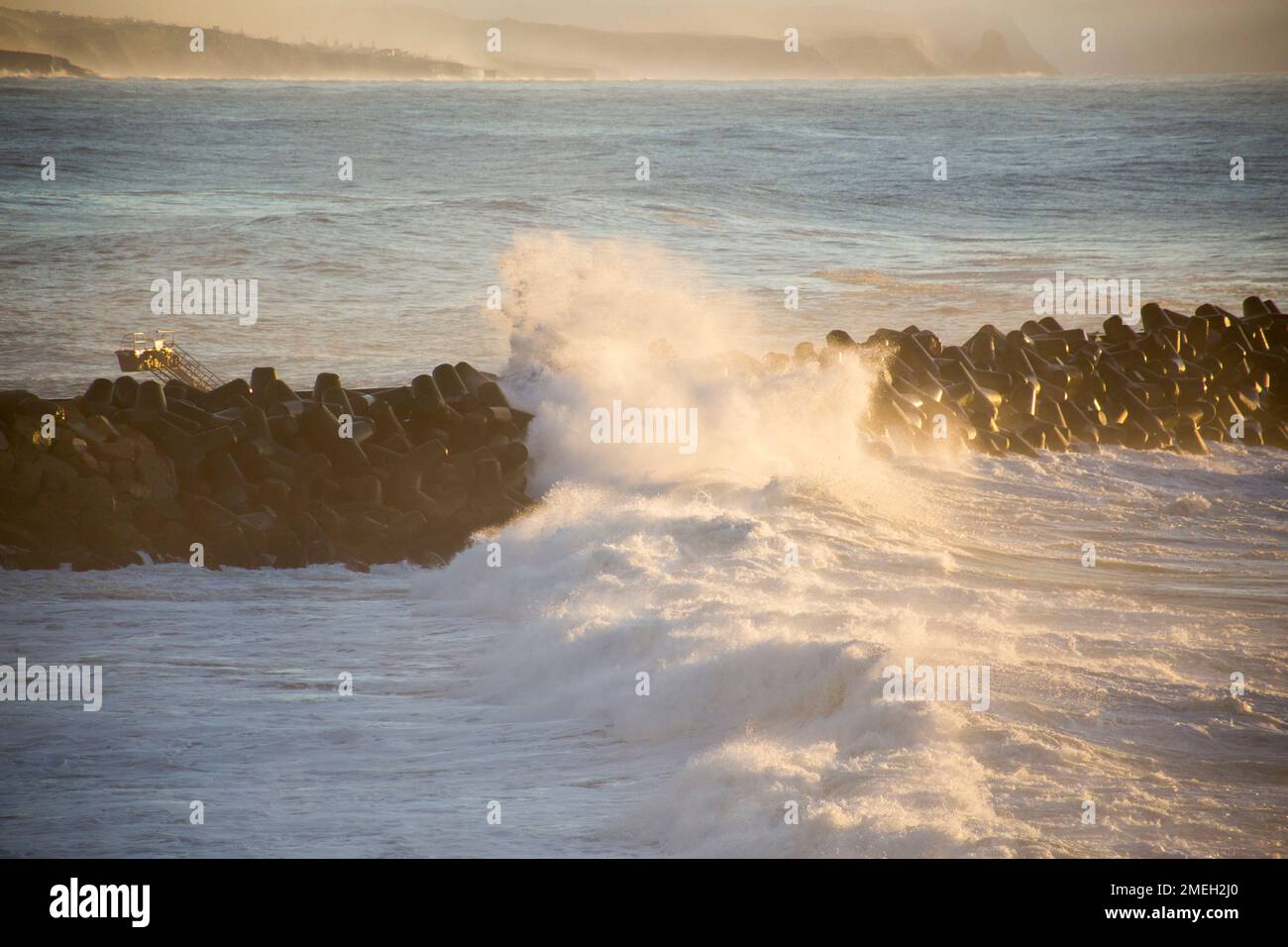 Ondas fortes arrebetam no quebra-mar do Pontão da Ericeira [strong ...