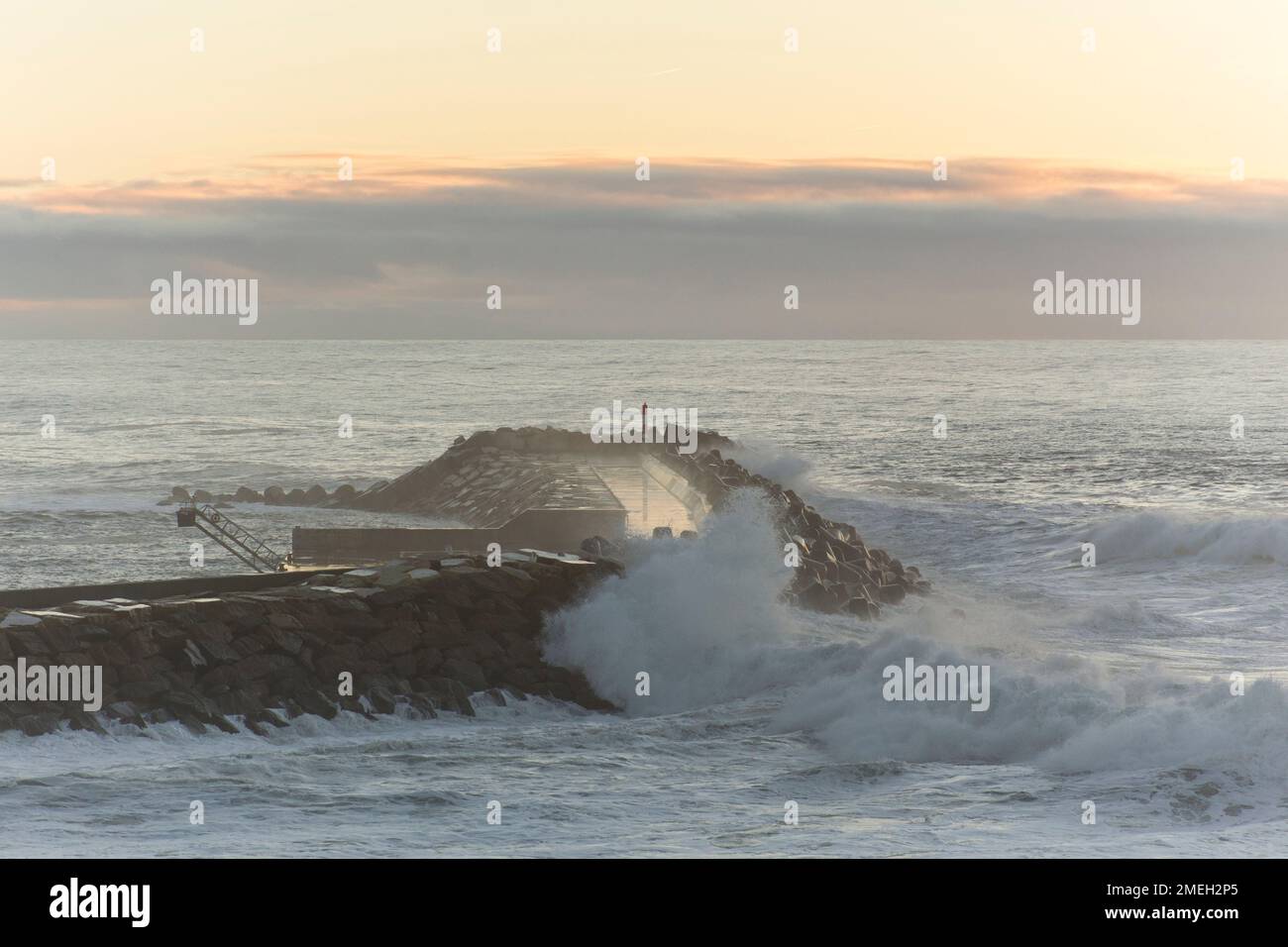 Ondas fortes arrebetam no quebra-mar do Pontão da Ericeira [strong ...