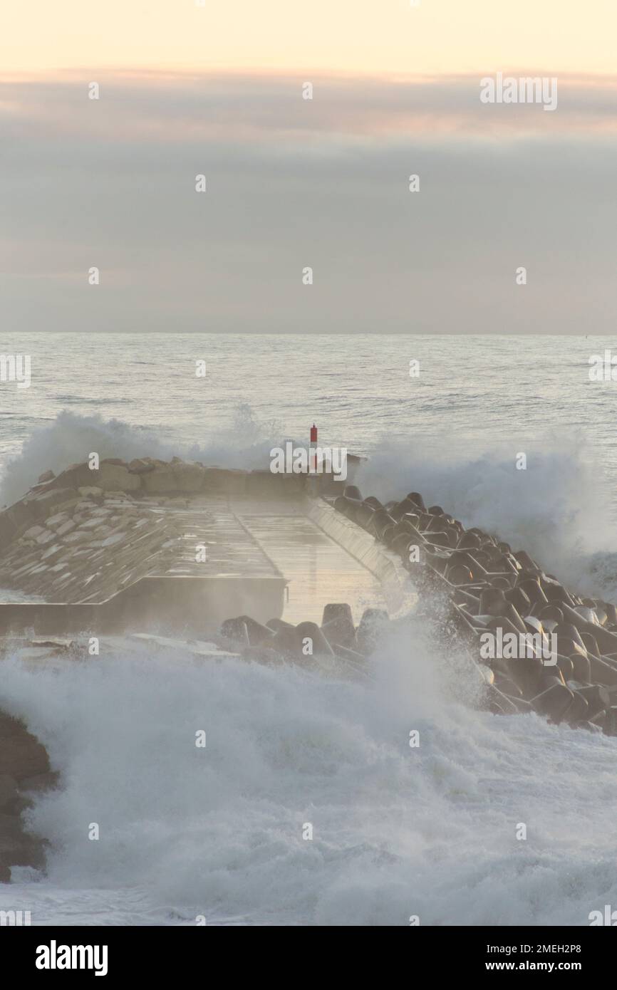 Ondas fortes arrebetam no quebra-mar do Pontão da Ericeira [strong ...