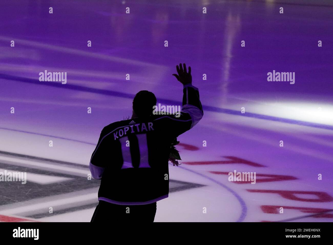 Los Angeles Kings center Anze Kopitar (11) waves to the crowd as he is ...