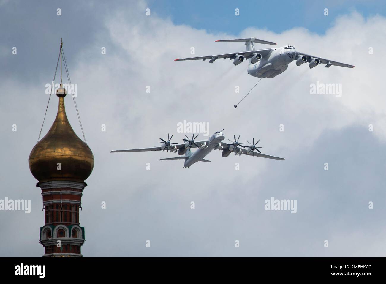 Russian Air Force's IL-78 air-to-air refueling tanker, right ...