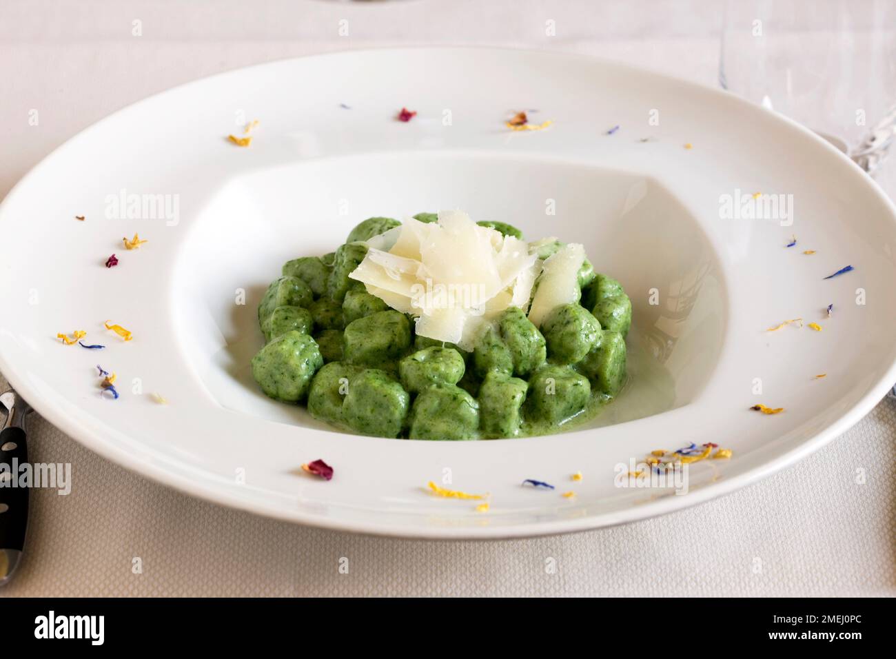 "Gnocchi con spinachi" spinach gnocchi Stock Photo - Alamy