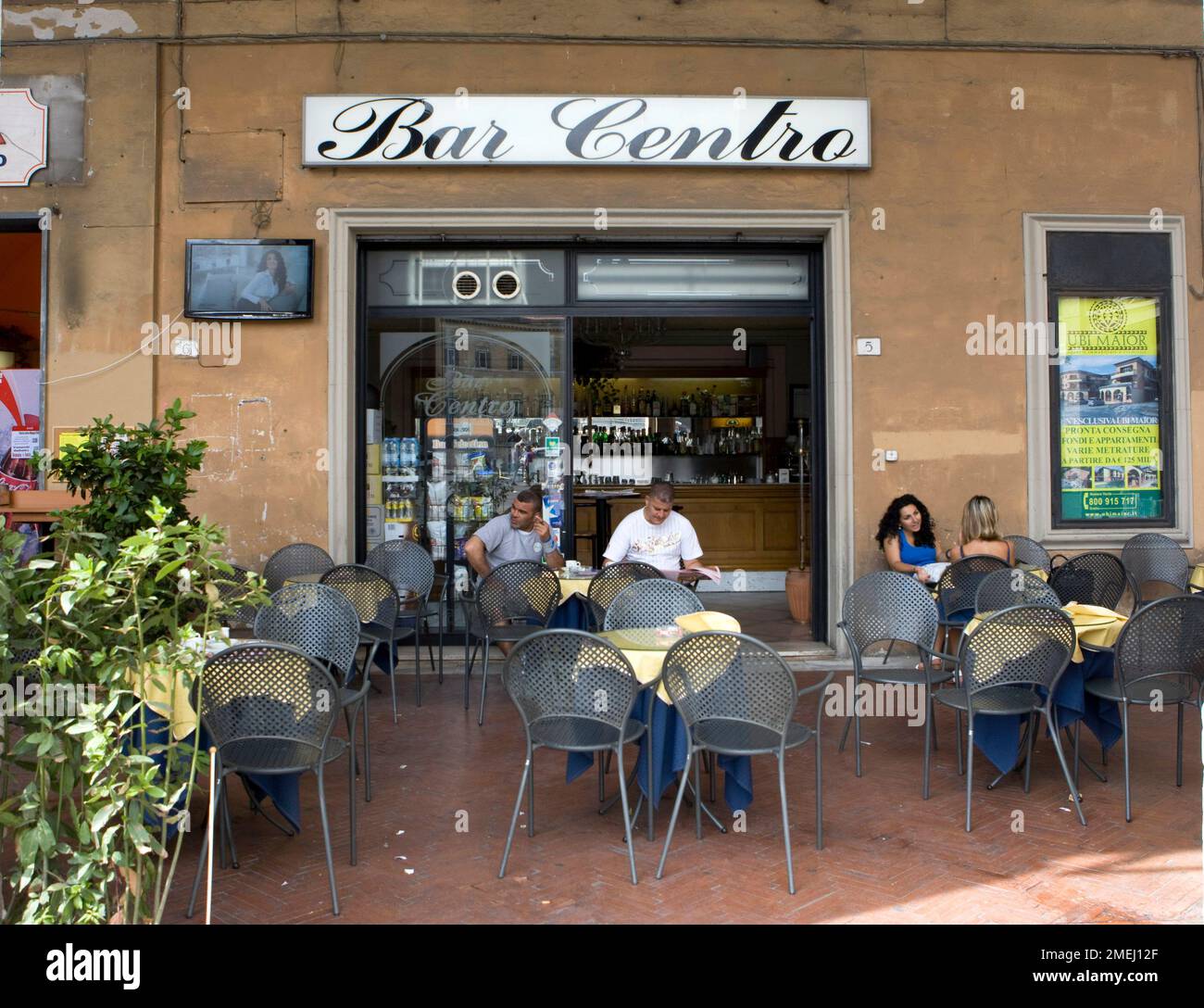 Bar centro hi-res stock photography and images - Alamy