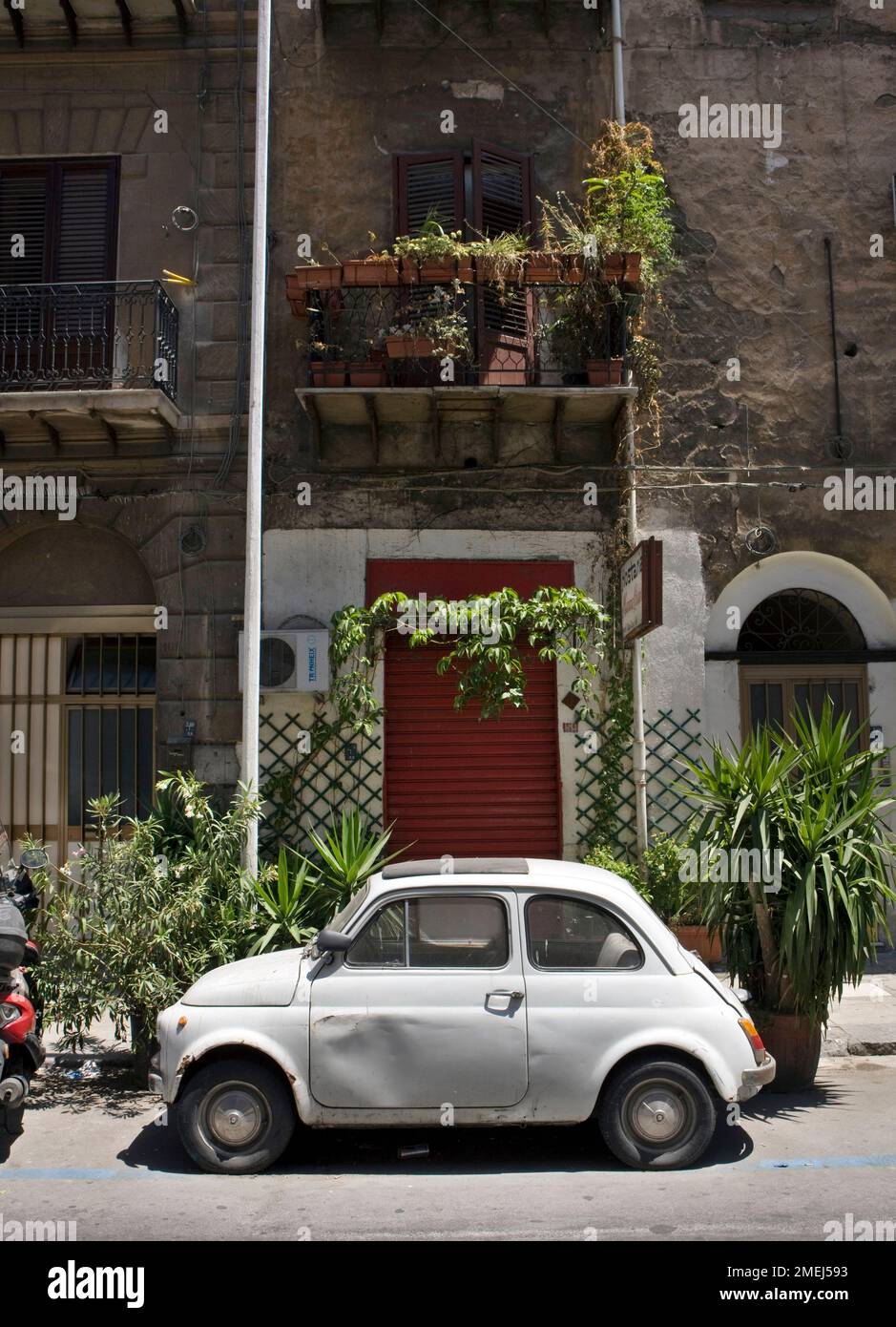 Small car on back street in Palermo a Fiat 500 Stock Photo - Alamy