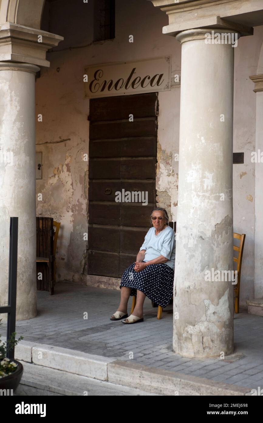 Enoteca in piazza hi-res stock photography and images - Alamy