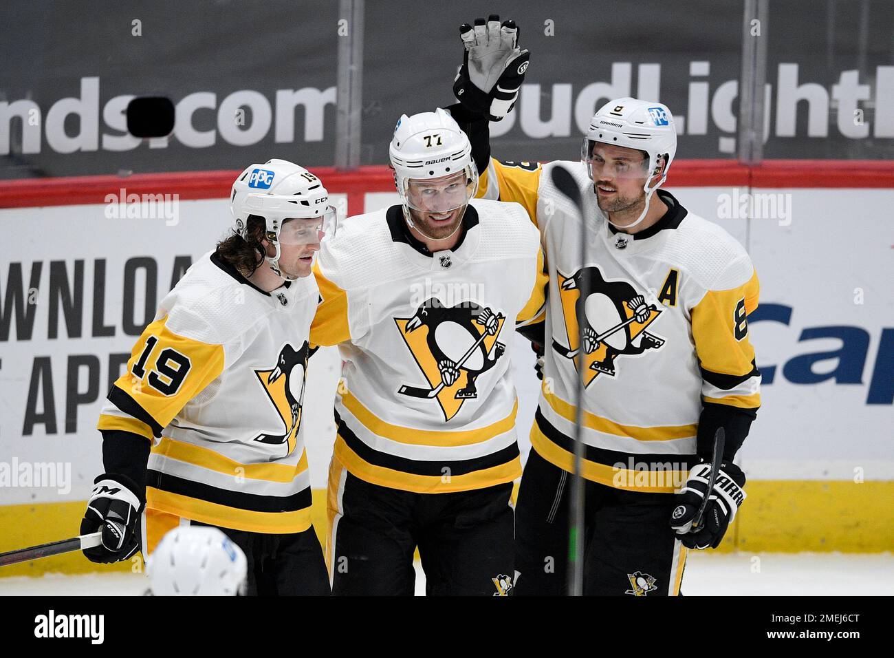 Pittsburgh Penguins center Jeff Carter (77) celebrates his goal with ...