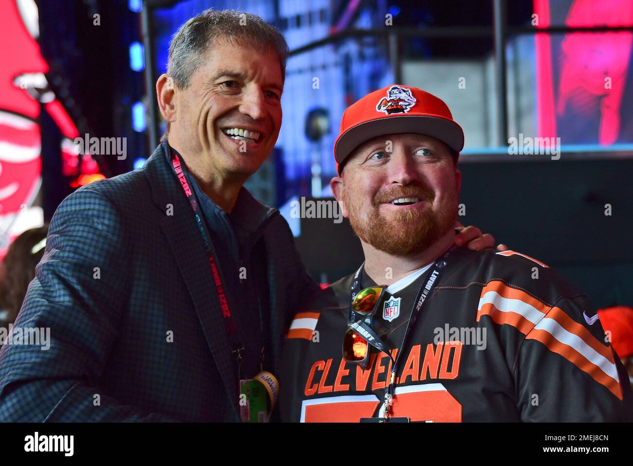 Former Cleveland Browns quarterback Bernie Kosar, left, poses for a ...