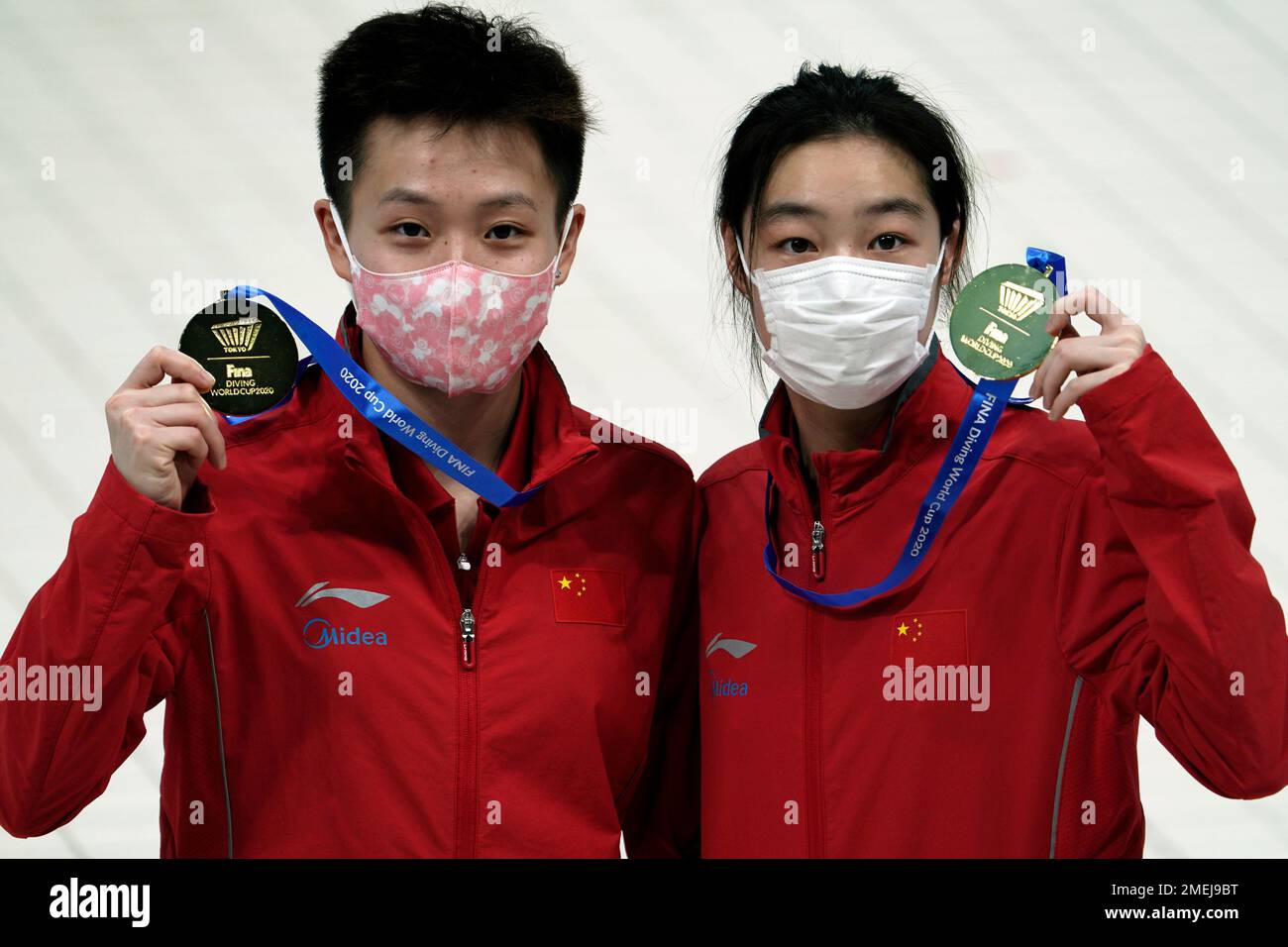 Chang Yani, right, and Chen Yiwen, left, of China show their gold ...