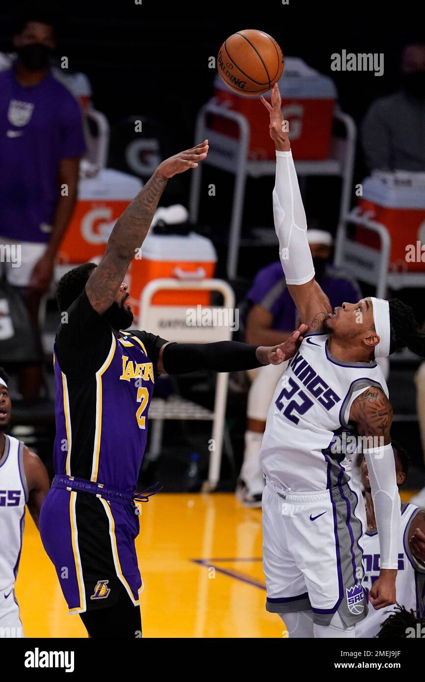 Sacramento Kings center Richaun Holmes (22) blocks a shot from Los ...