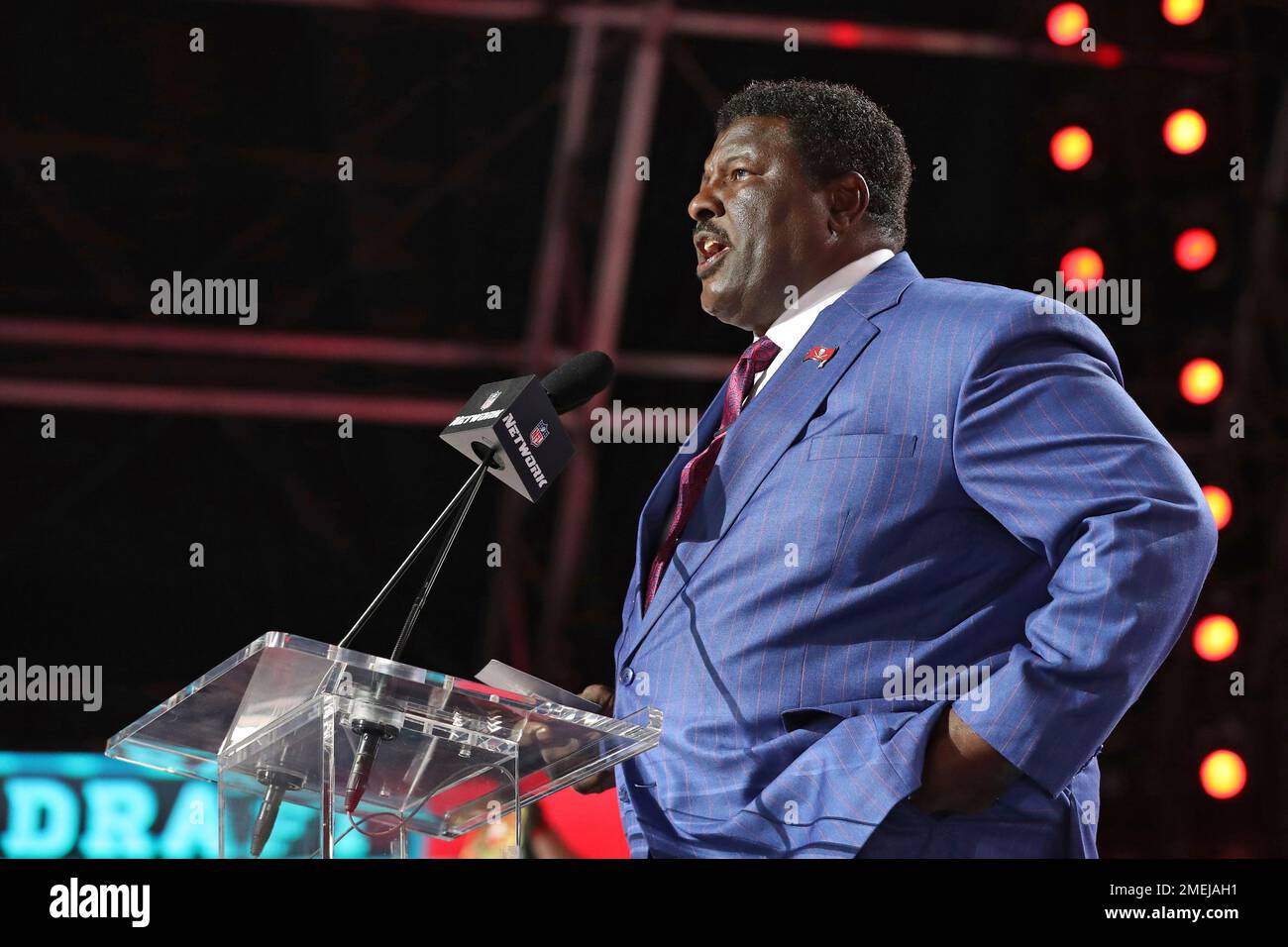 NFL Legend Jimmie Giles announces a selection for the Tampa Bay ...